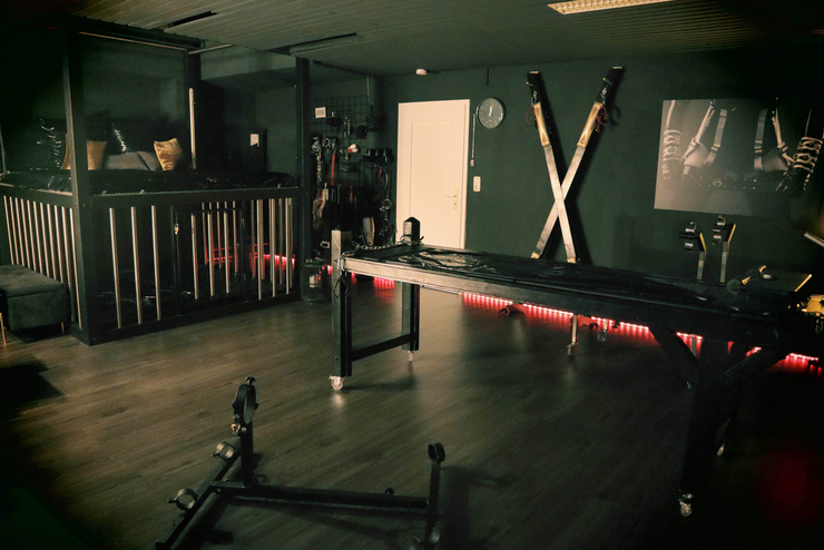 Domina Hamburg - MISTRESS EMPIRE